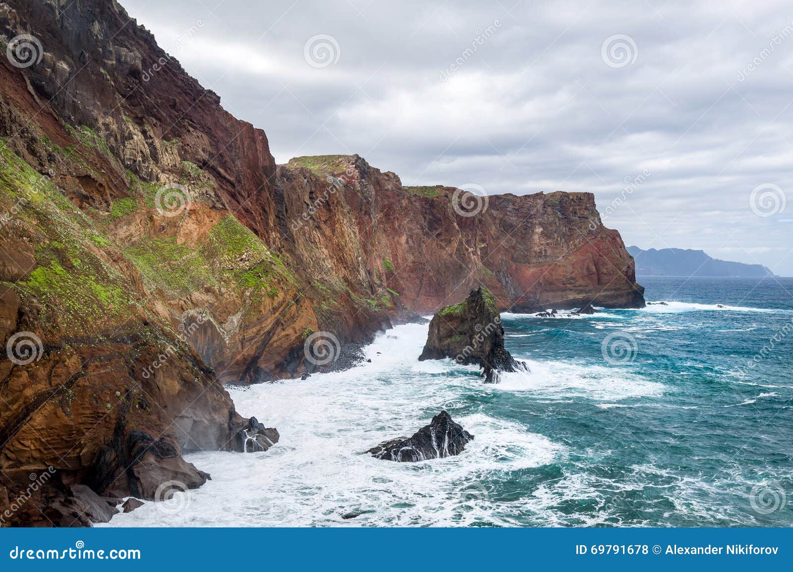 Costas Altas E Rochosas Da Ilha De Madeira Foto de Stock - Imagem de ...