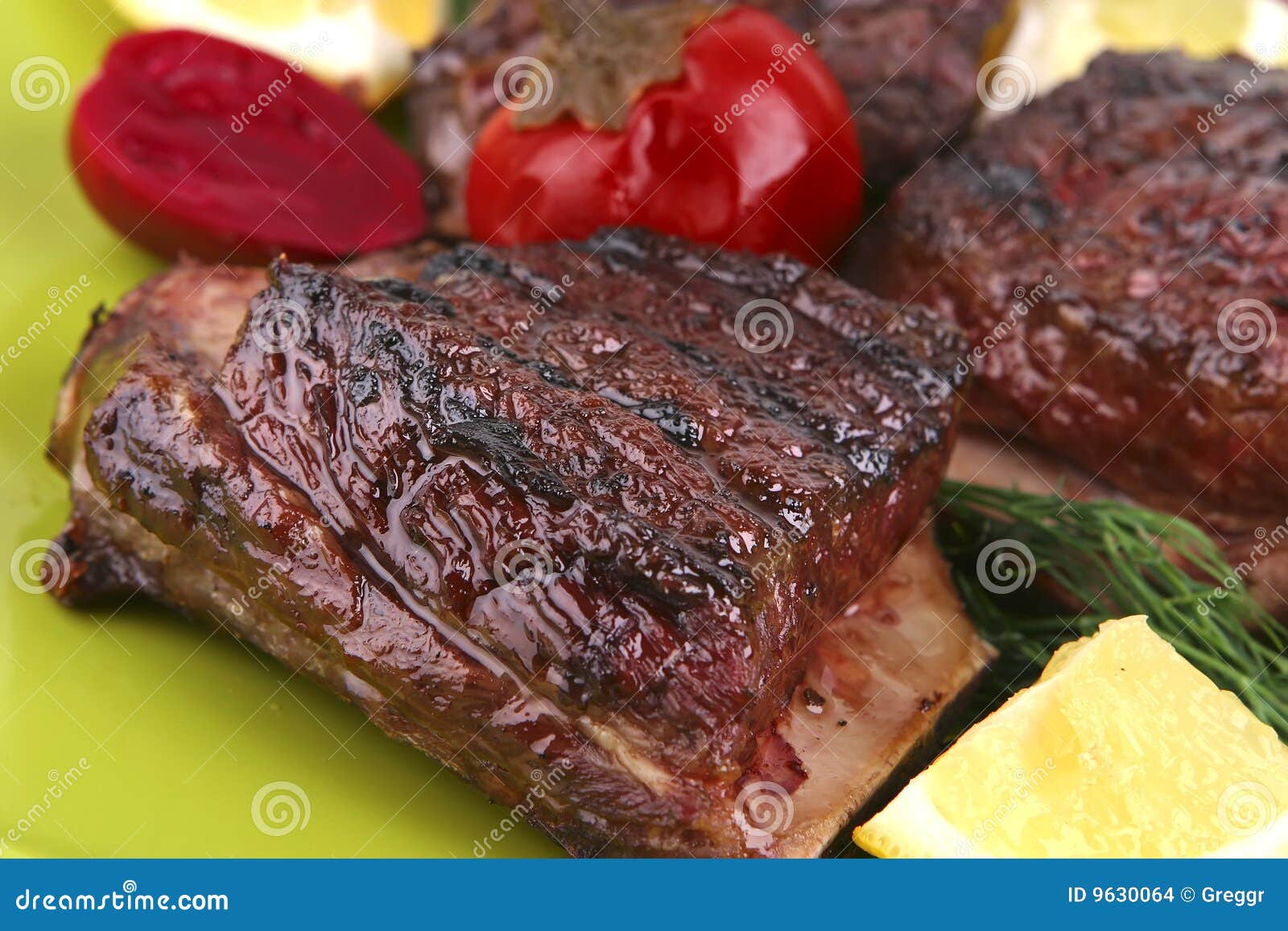 Costilla De La Carne Asada En Plato Foto de archivo - Imagen de cena ...