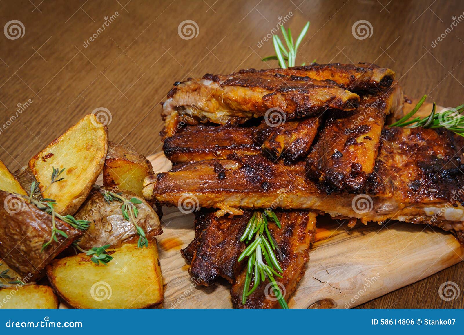 Costole Arrostite Con Le Erbe Fotografia Stock - Immagine di dieta ...
