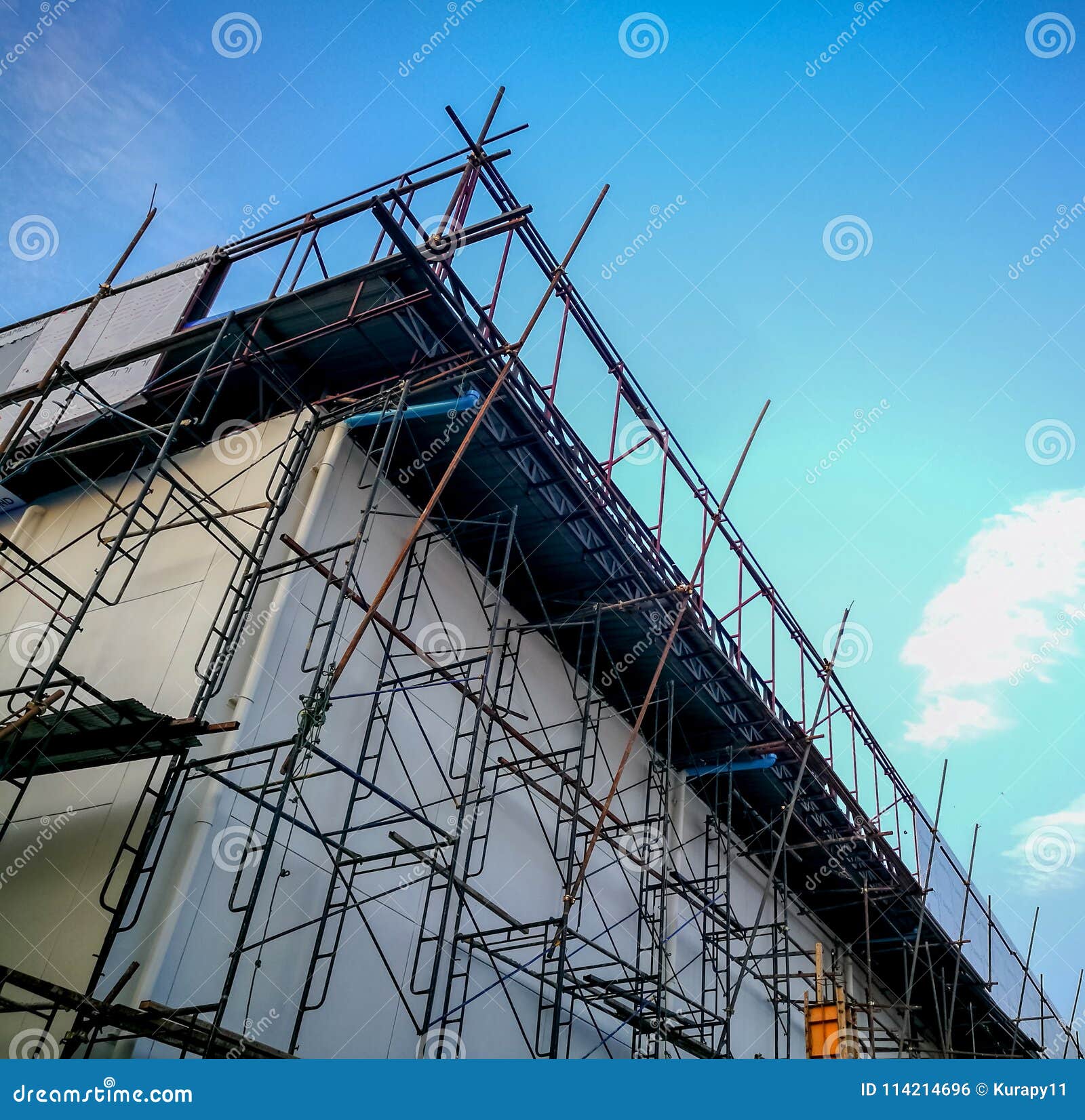 Costruzione in costruzione fotografia stock. Immagine di urbano - 114214696