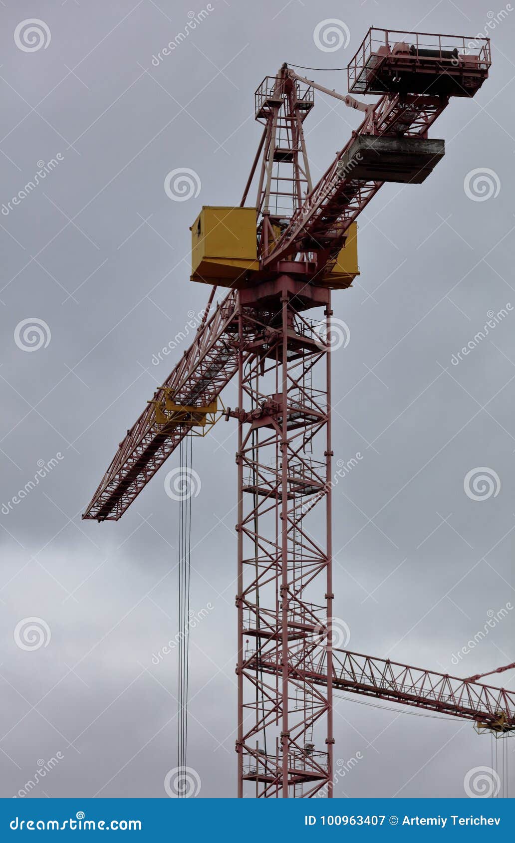 Costruzione con le gru immagine stock. Immagine di armatura - 100963407