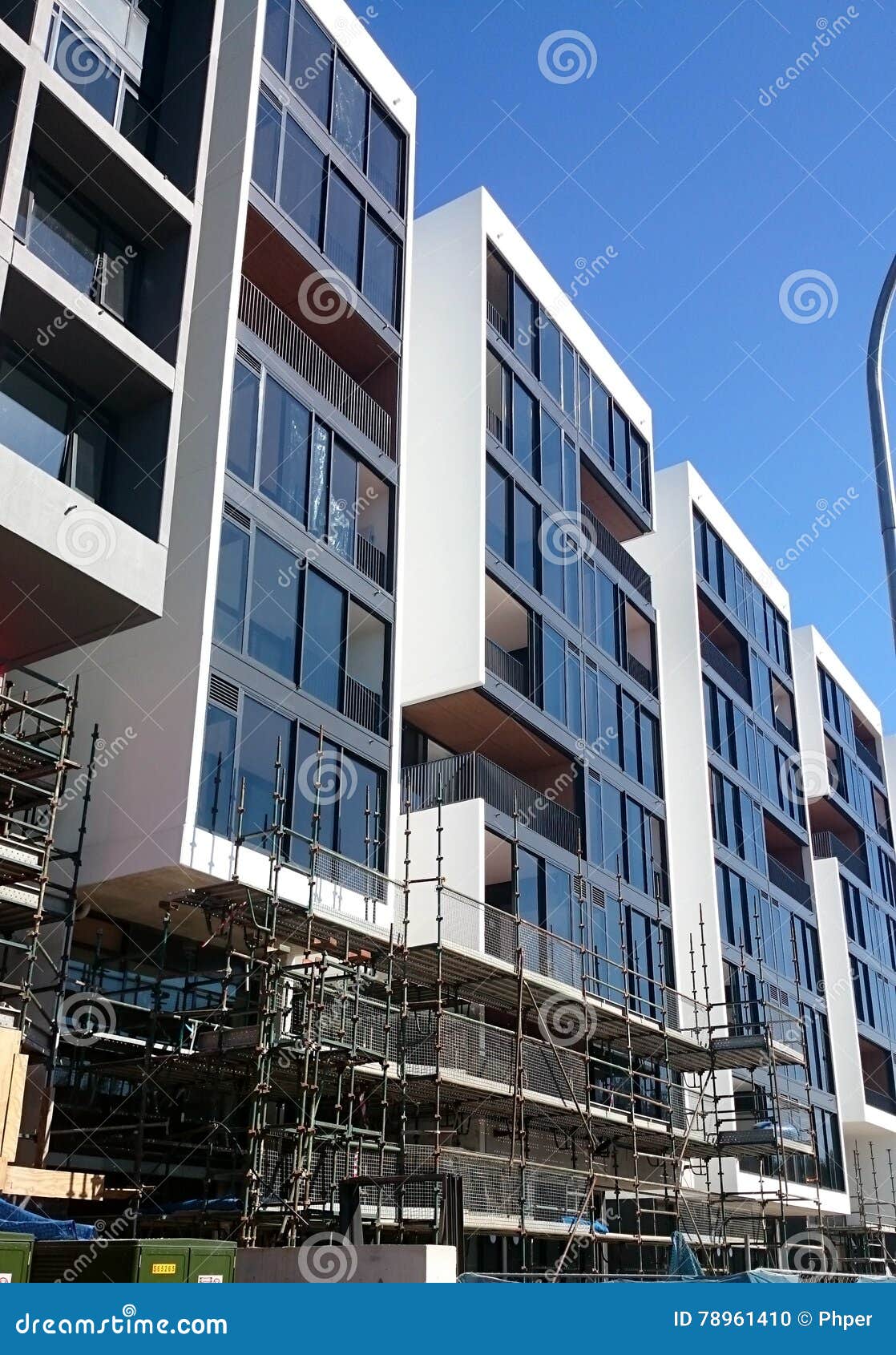 Costruzione Degli Edifici Residenziali Fotografia Stock - Immagine di alto, banca: 78961410