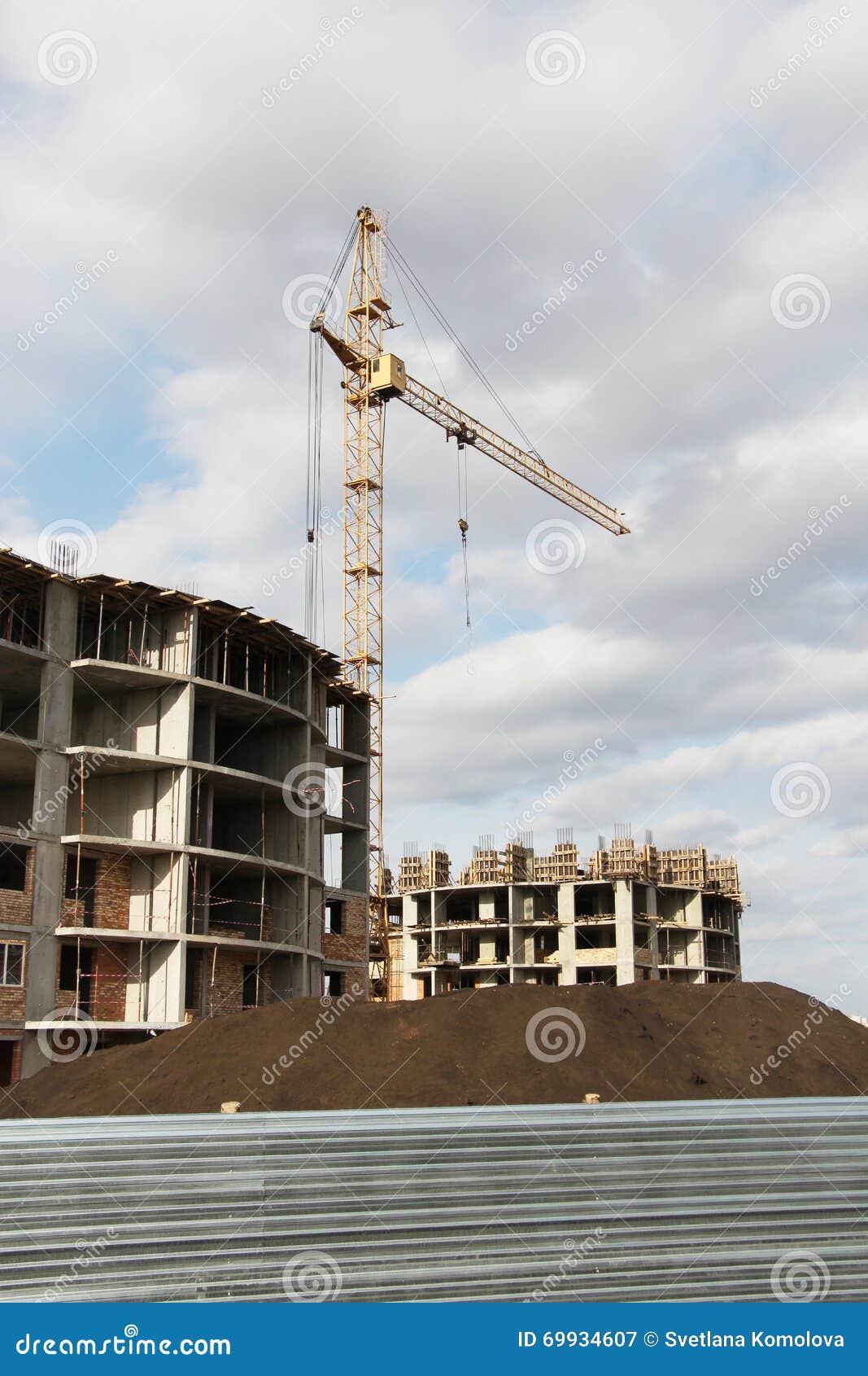 Costruzione Della Gru Ad Un Cantiere Immagine Stock - Immagine di ...