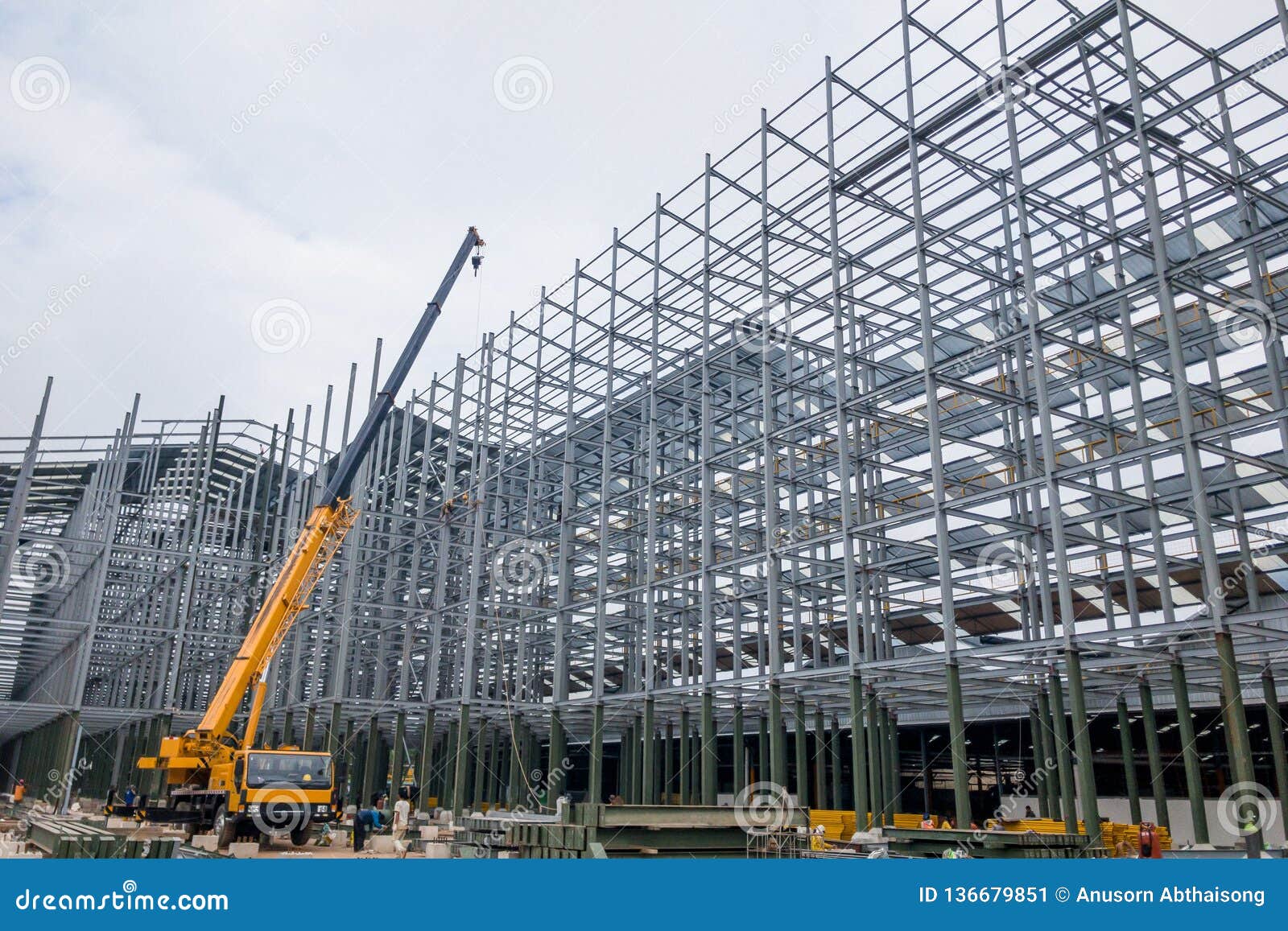 Costruzione Di Edifici Facendo Uso Della Gru Immagine Stock - Immagine ...