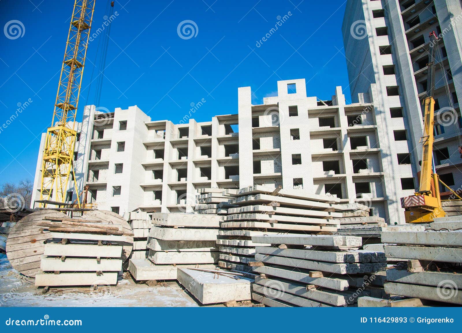 Costruzione Di Edificio Residenziale Multipiano Immagine Stock ...