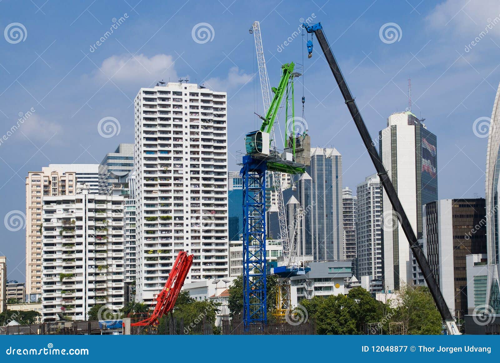 Costruzioni E Gru a Bangkok, Tailandia Immagine Stock - Immagine di ...