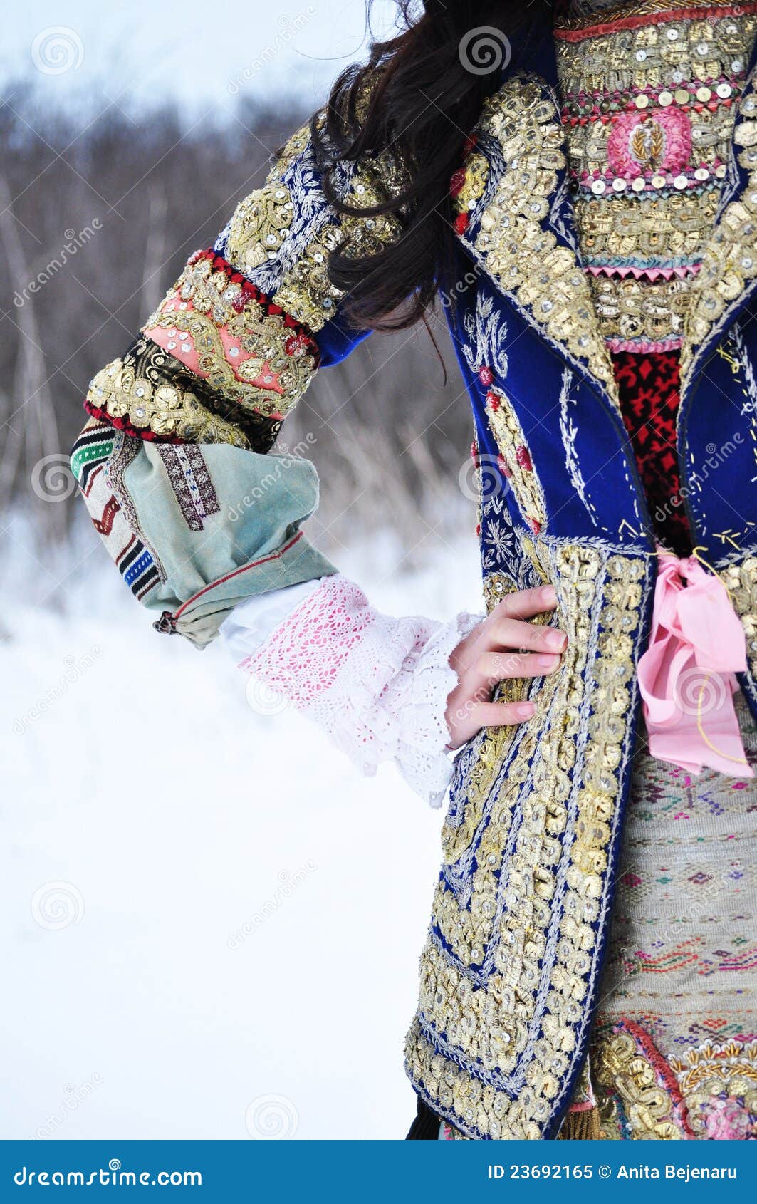 Costume Bulgare Traditionnel Image stock - Image du bleu, jeunesse ...