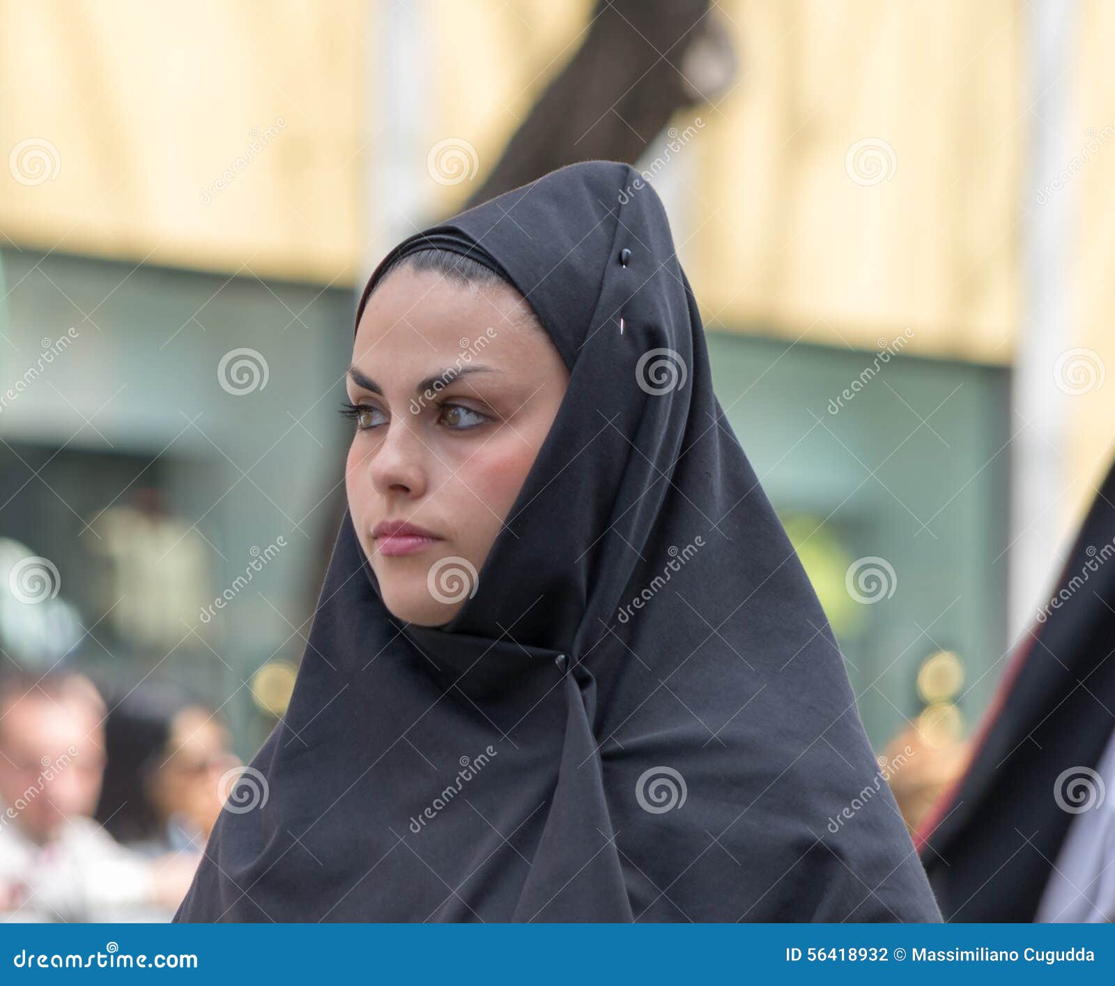 Costumi tipici sardi fotografia editoriale. Immagine di processione ...