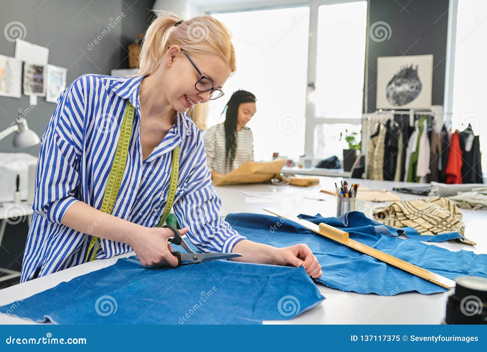 Costureira Que Trabalha Na Oficina Imagem de Stock - Imagem de ...