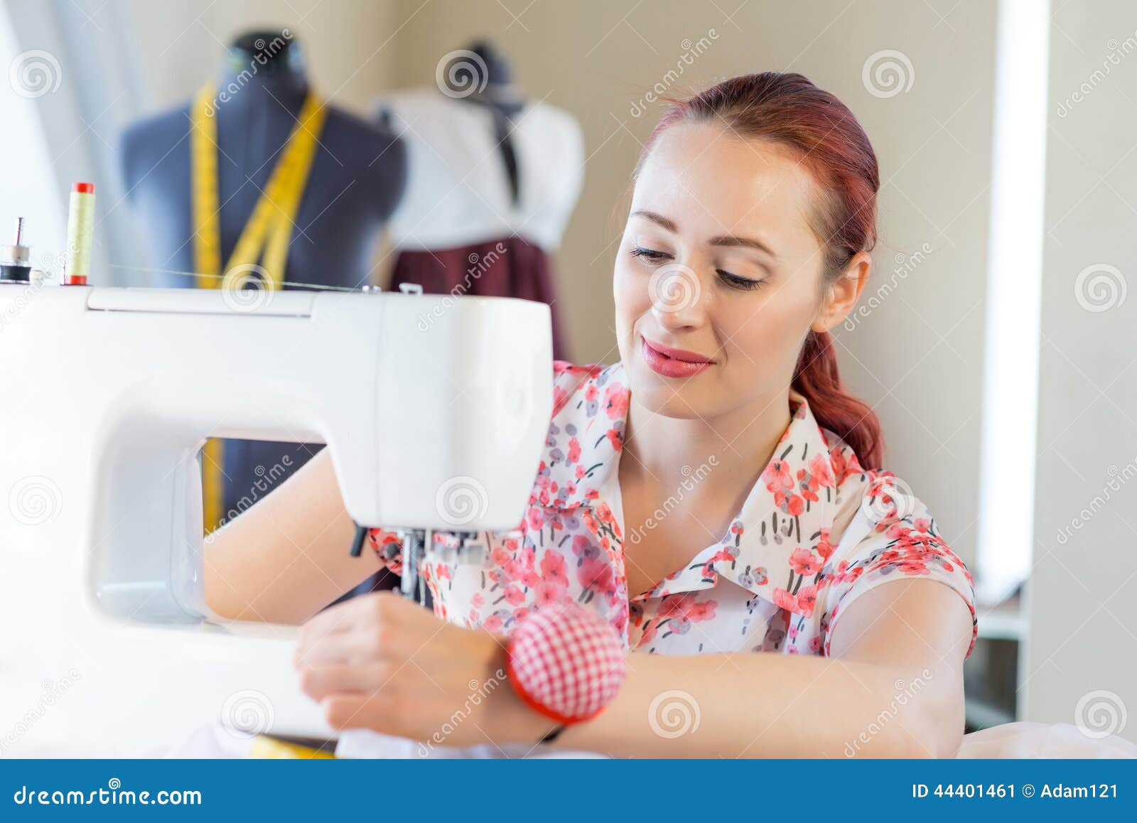 Costurera en el trabajo imagen de archivo. Imagen de oficina - 44401461