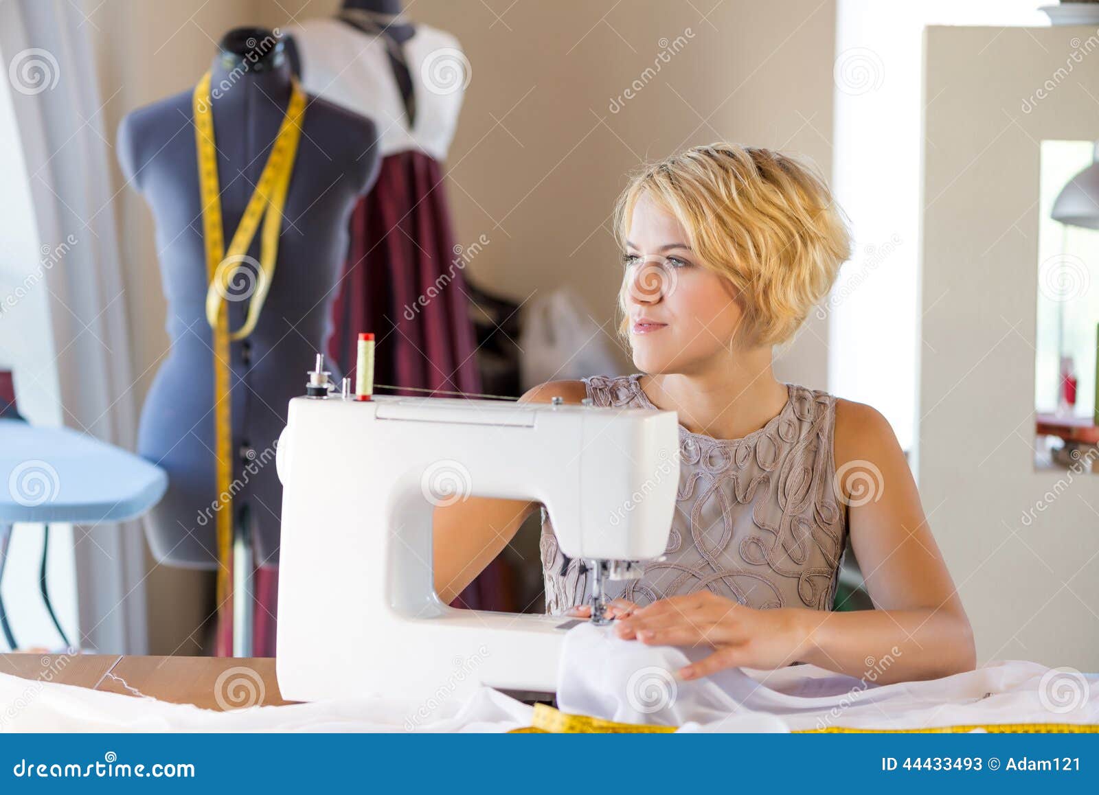 Costurera en el trabajo imagen de archivo. Imagen de textil - 44433493