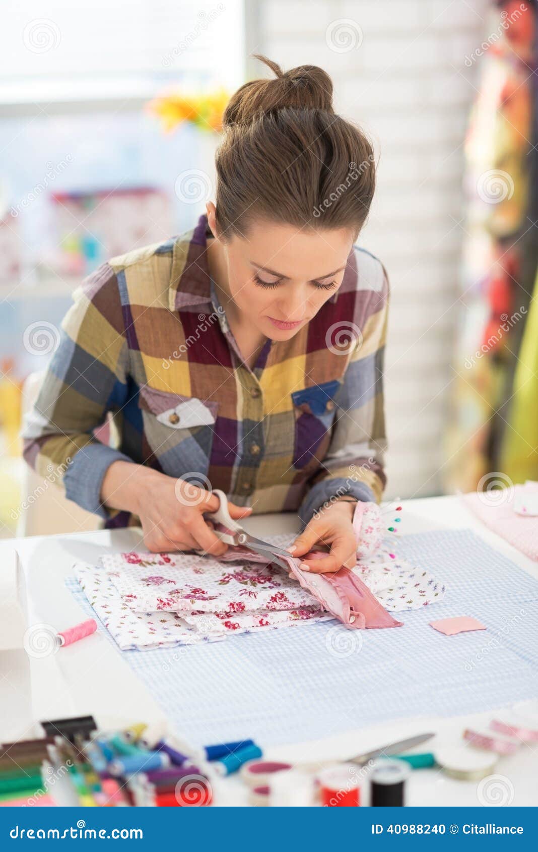 Costurera Que Trabaja En Estudio Foto de archivo - Imagen de modista ...