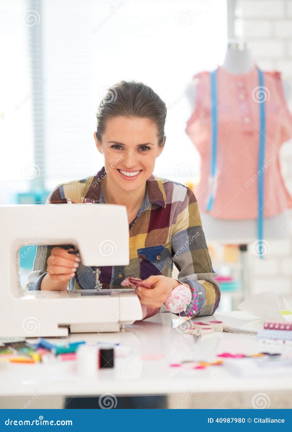 Costurera Sonriente Que Cose En Estudio Foto de archivo - Imagen de ...