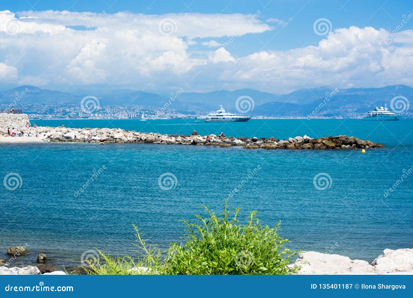 Cote D'Azur, Mar Y Naves Lejos Imagen de archivo - Imagen de roca ...