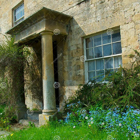Cotswold Column, Chipping Camden Stock Photo - Image of homes, stone ...
