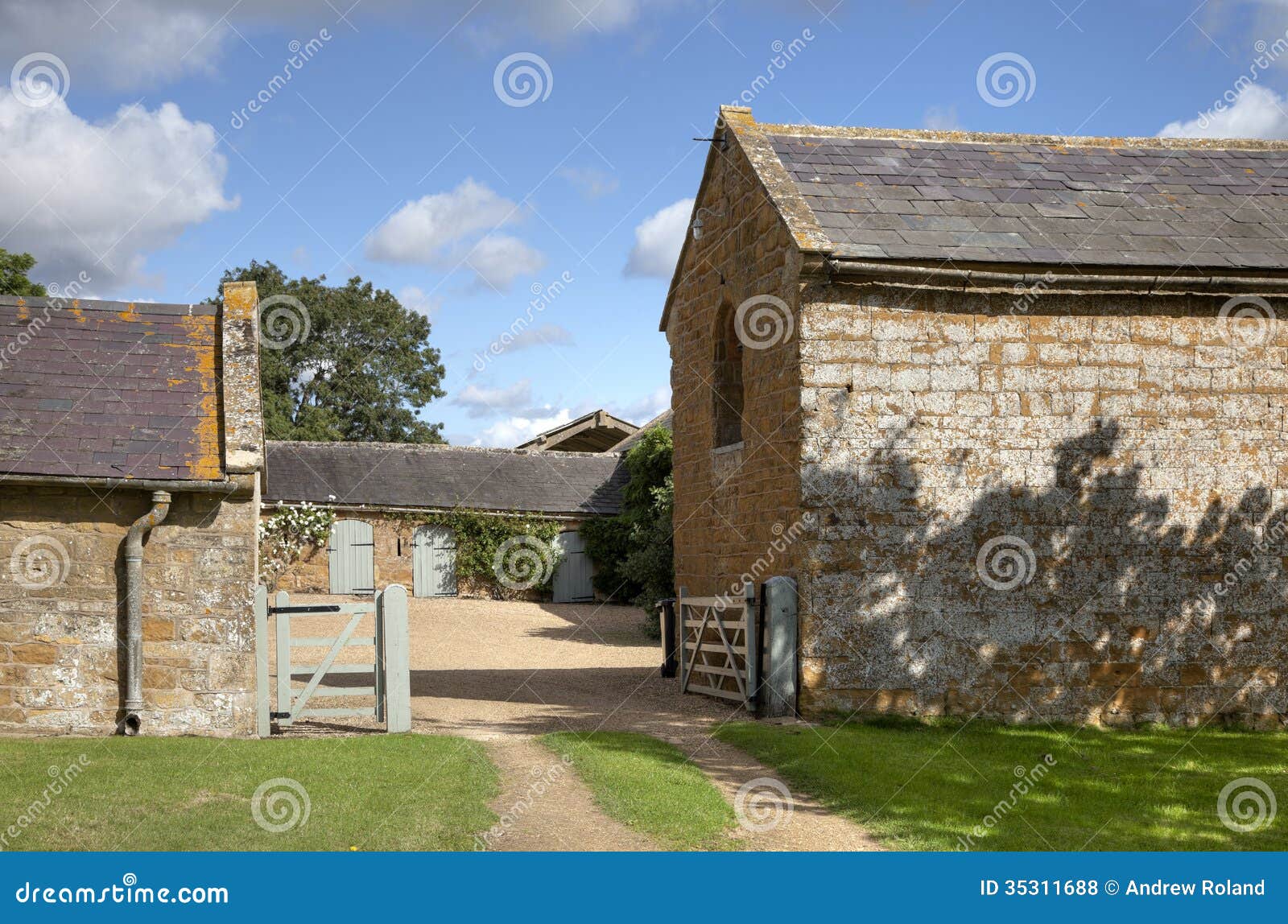 Cotswold farmyard stock photo. Image of blue, barn, gloucestershire ...
