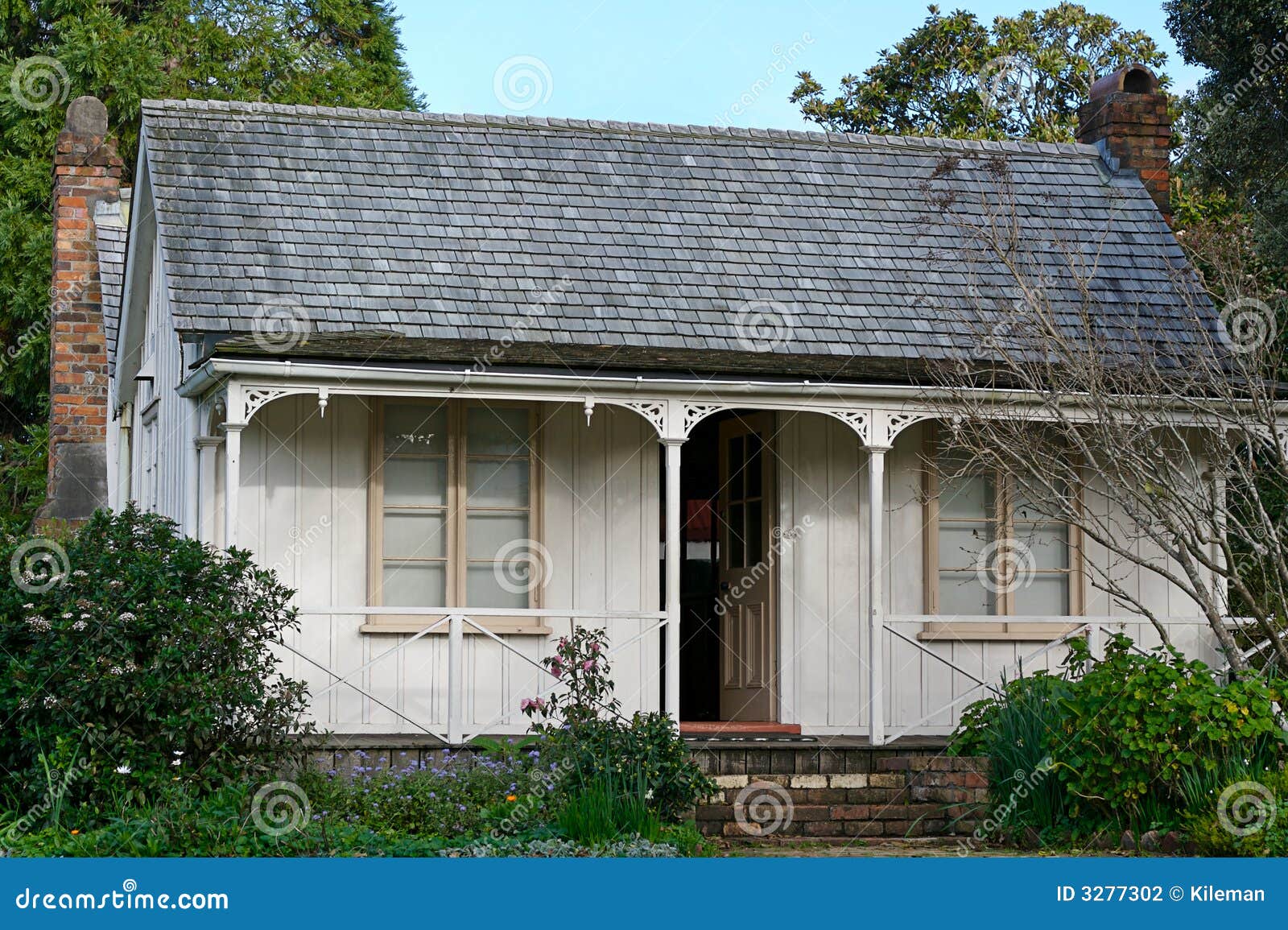 Cottage stock photo. Image of residential, traditional - 3277302
