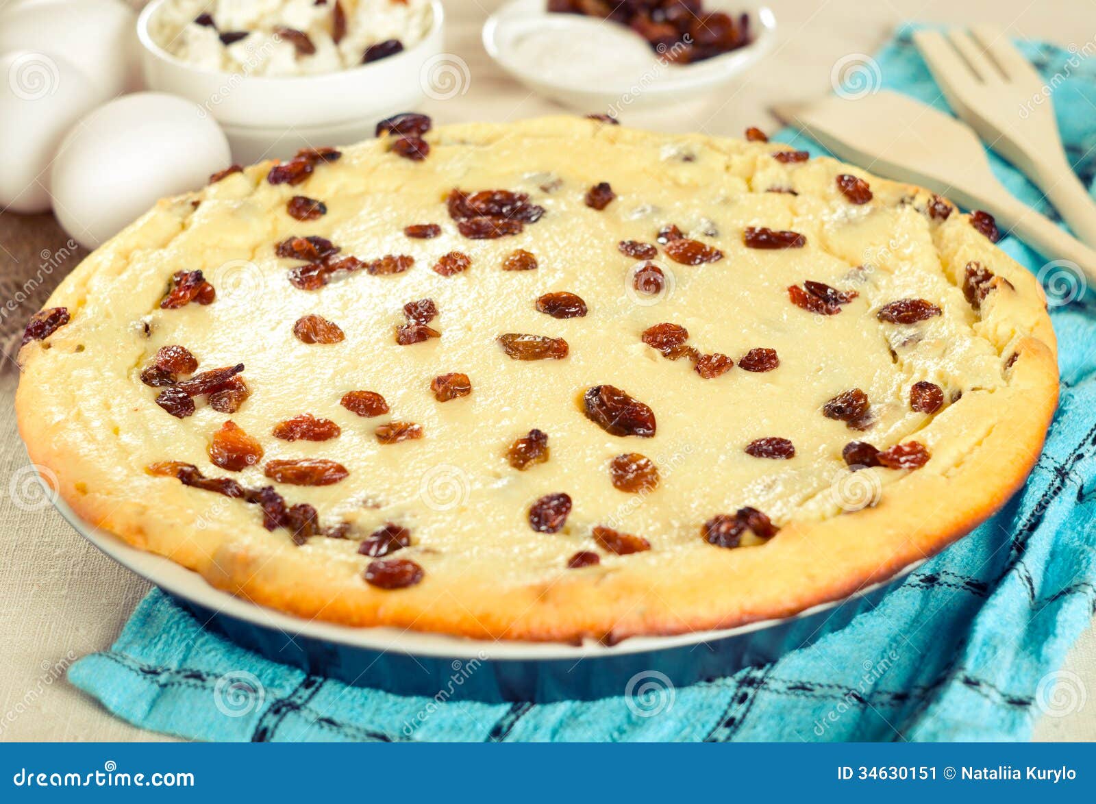 Cottage Cheese with Raisins Stock Image - Image of grape, crust: 34630151