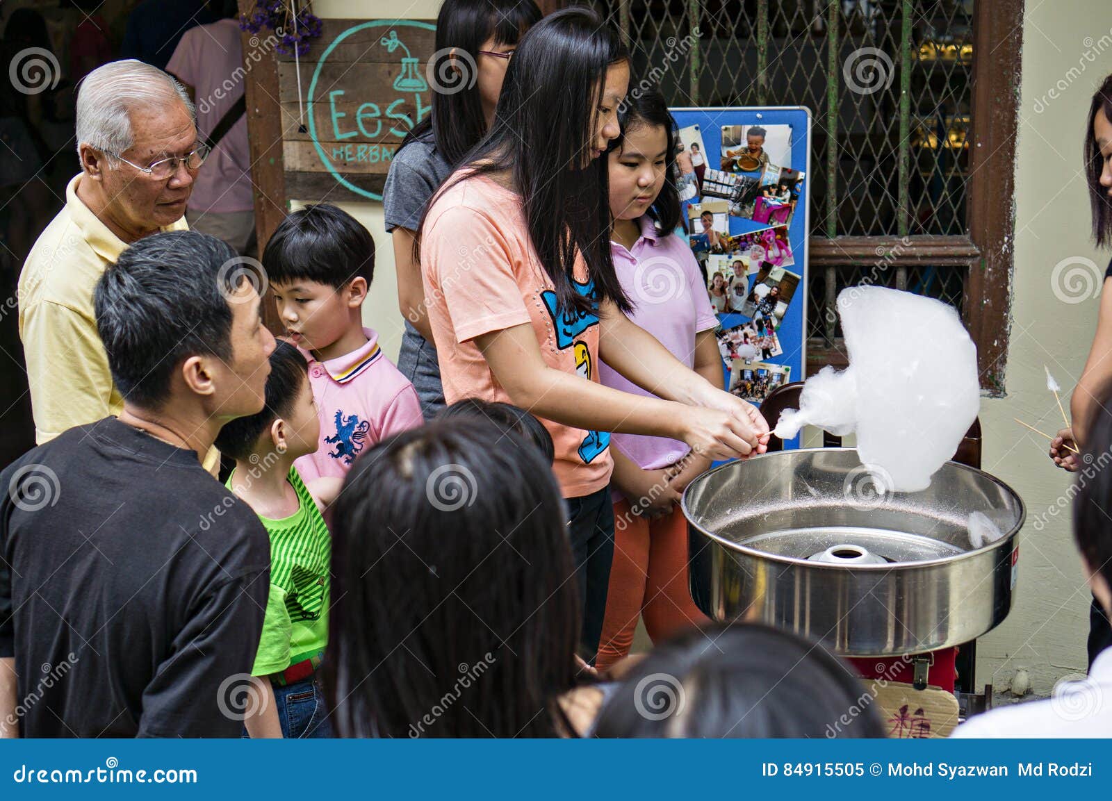 Cotton candy making editorial image. Image of ingredient - 84915505