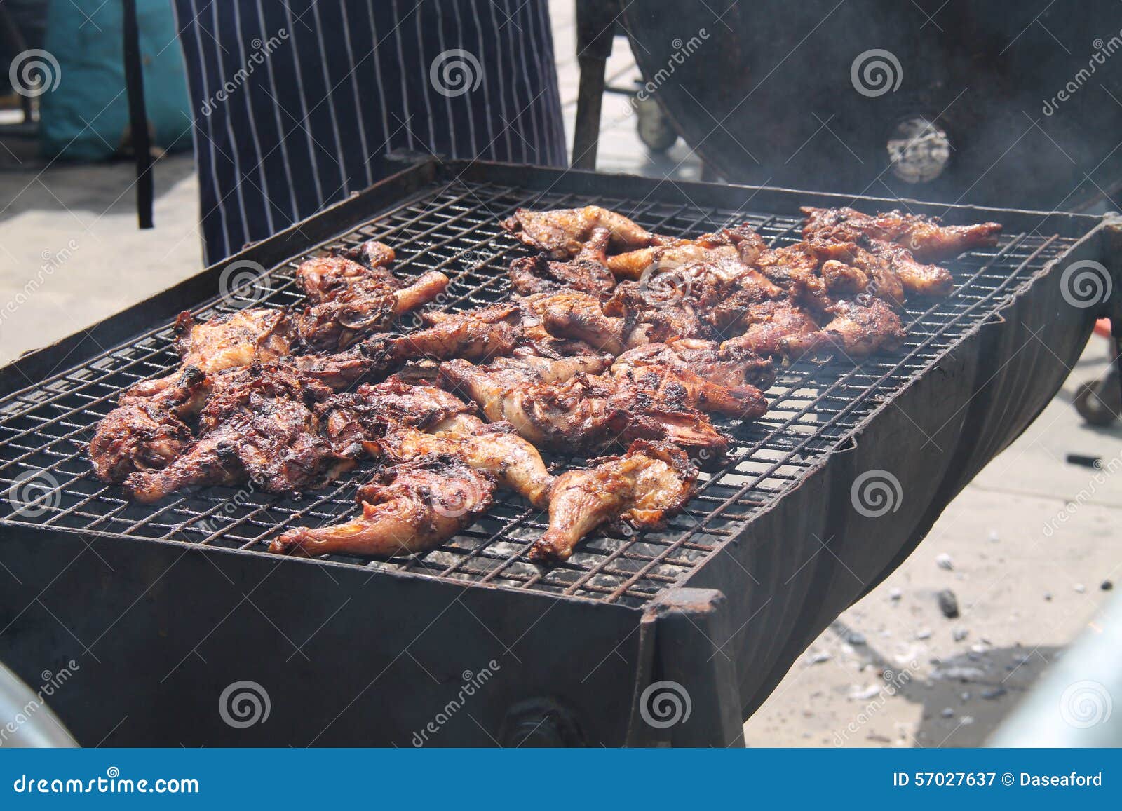 Cottura Delle Parti Del Pollo Immagine Stock - Immagine di carne, caldo ...