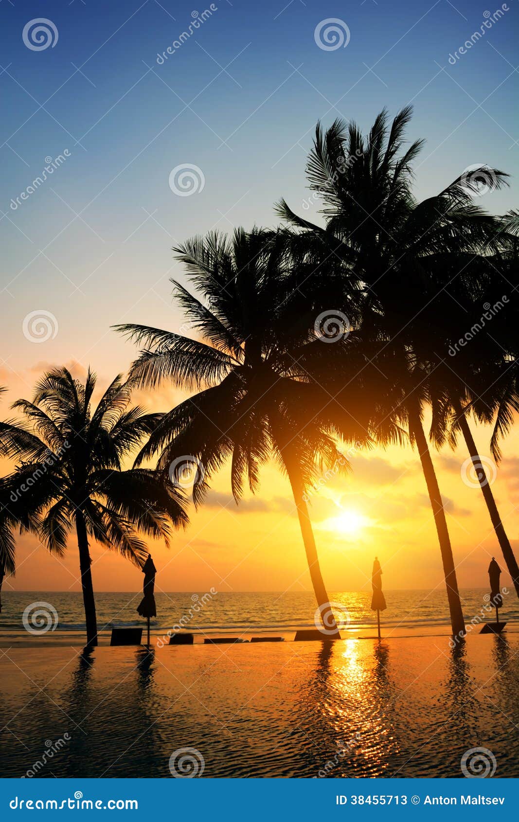 Coucher Du Soleil Sur La Plage Image stock - Image du nuage, imagé ...