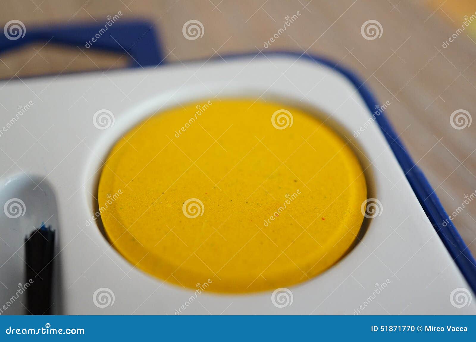 Couleur d'eau jaune photo stock. Image du jaune, couleur - 51871770