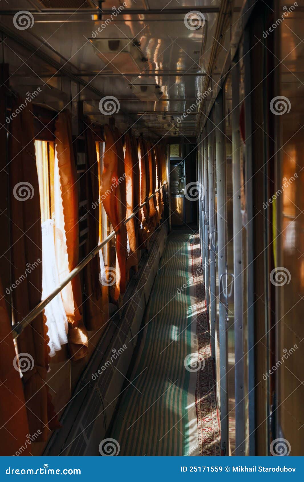 Couloir Du Vieux Compartiment De Train Image stock - Image of jour ...