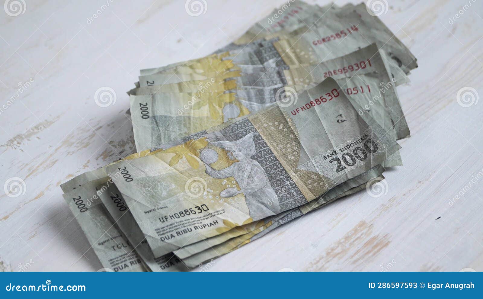 Counting 2000 Rupiah stock video. Video of 2000, duit - 286597593