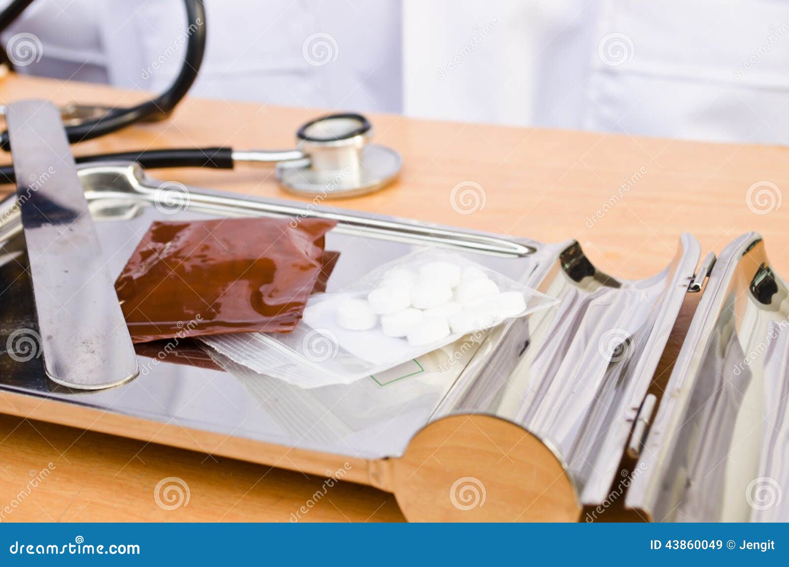 Counting tablets medicine stock image. Image of fall - 43860049