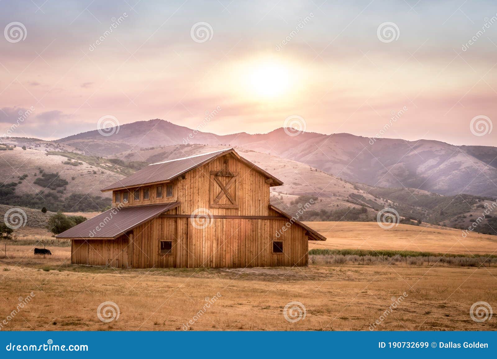 Wood Country Barn at Sunrise Stock Image - Image of field, house: 190732699