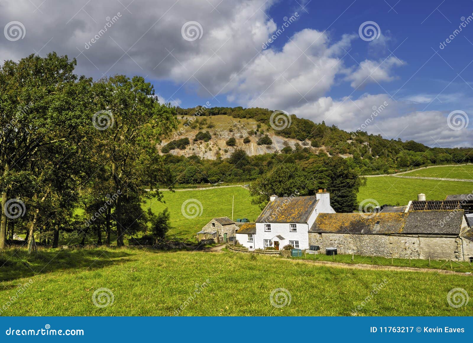 Country Farmhouse and Field Stock Image - Image of hill, field: 11763217