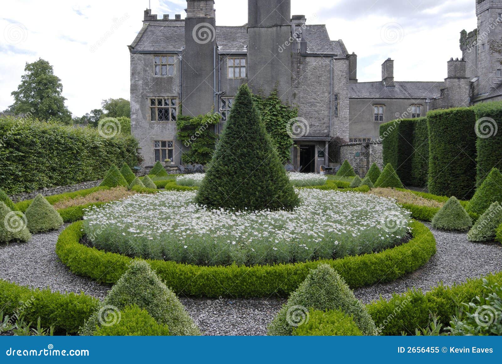 Country house garden editorial image. Image of country - 2656455
