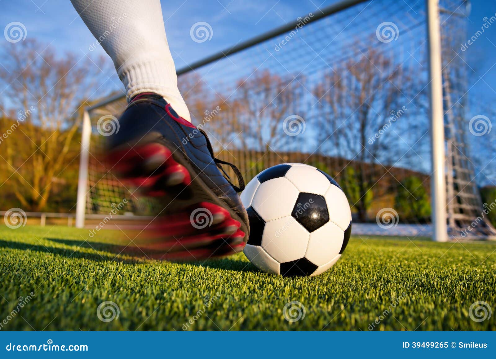 Coup-de-pied du football image stock. Image du bille - 39499265