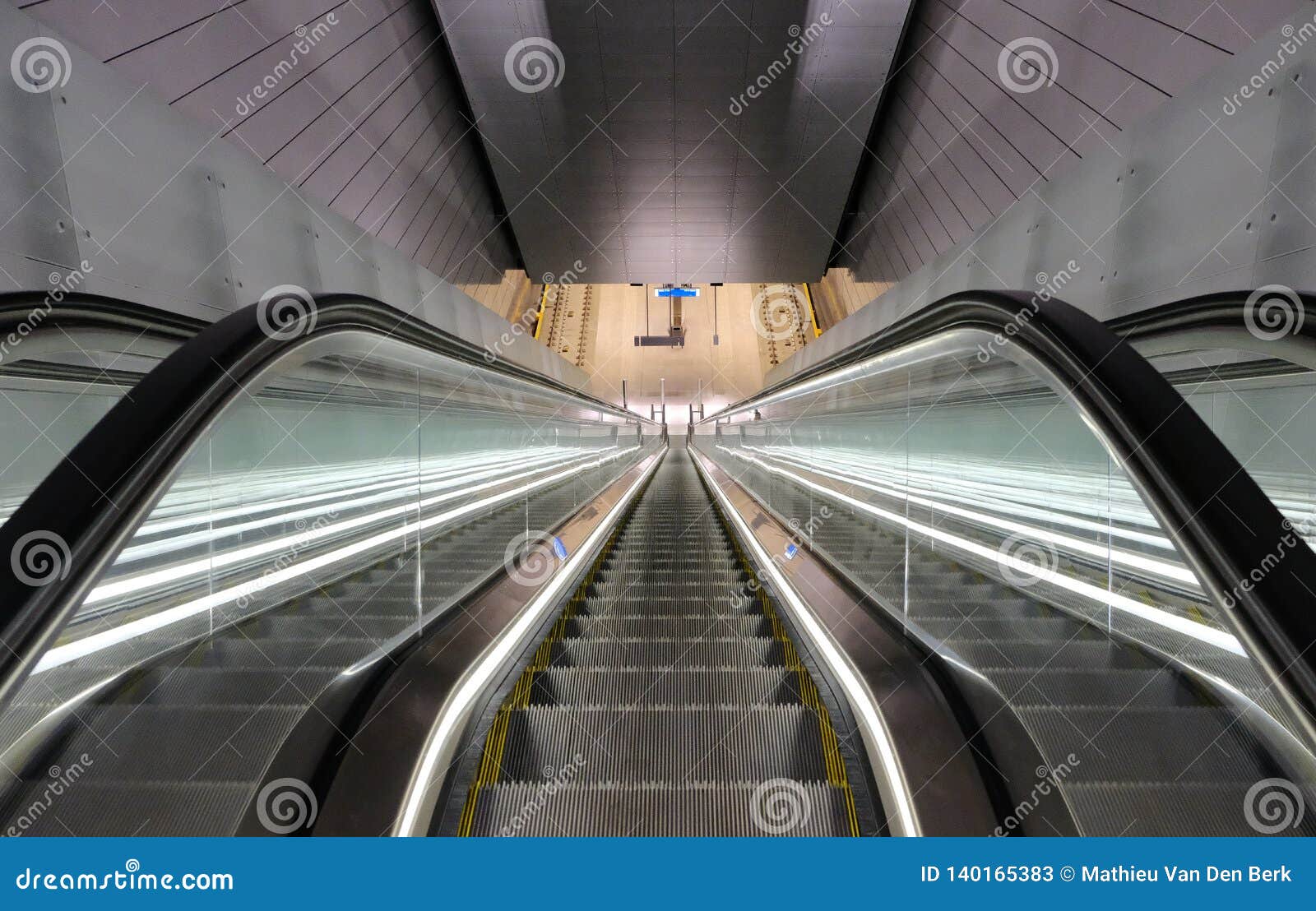 Coupe-circuit Des Escalators Multiples Image stock - Image du cityscape ...