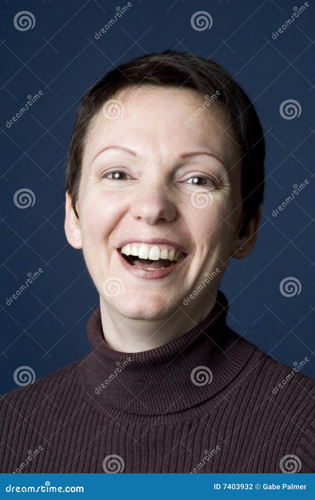 Coupe Courte Avec Un Grand Sourire Photo stock - Image du réel, adulte ...