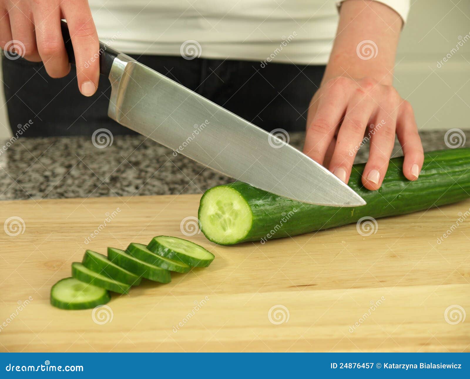 Couper En Tranches Le Concombre Image stock - Image du végétarien ...