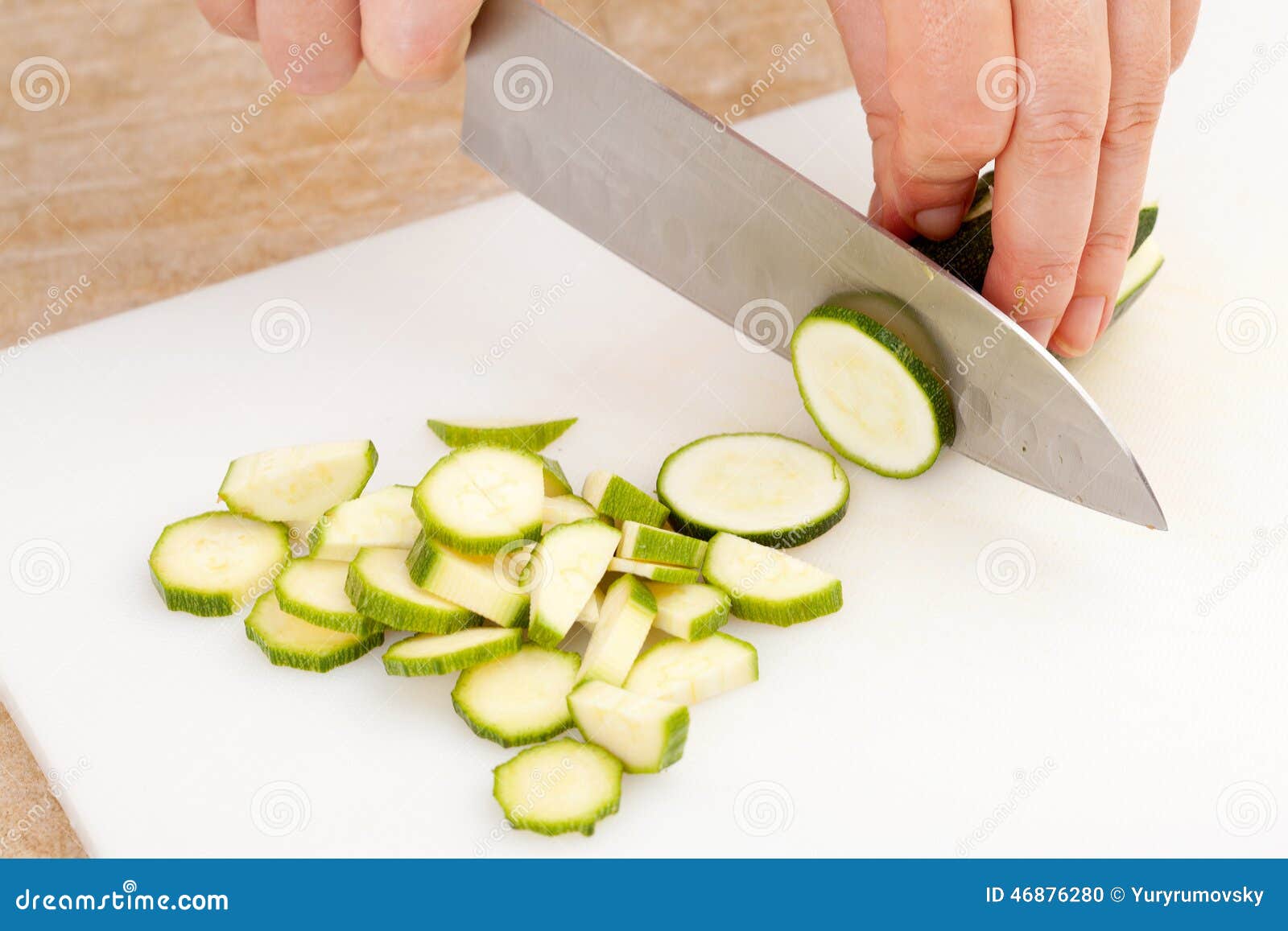 Couper En Tranches Le Concombre Photo stock - Image du cuisine, juteux ...
