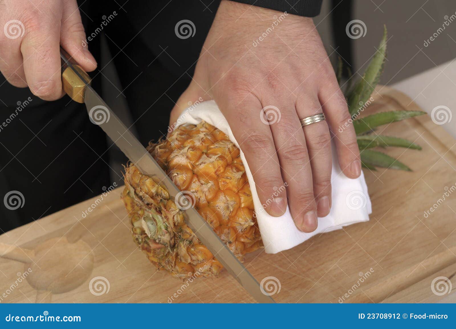 Couper En Tranches Un Ananas Photo stock - Image du fruits, serveur ...