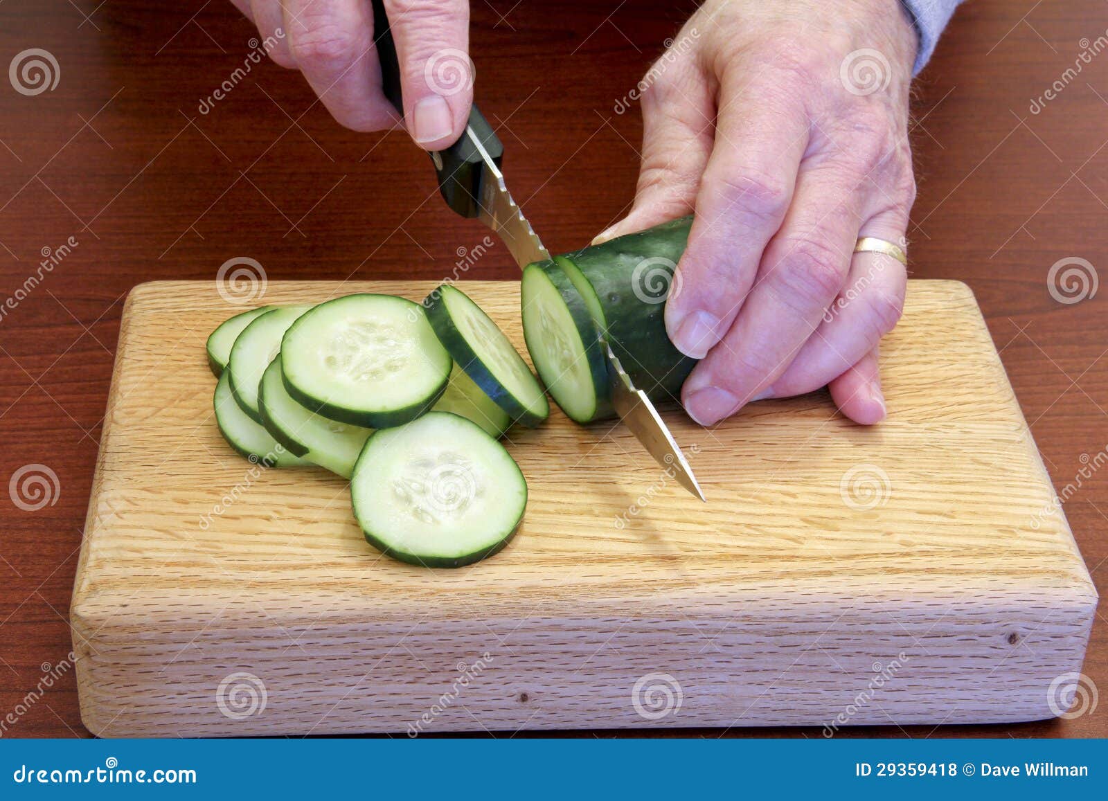 Couper En Tranches Un Concombre Photo stock - Image du nourriture ...