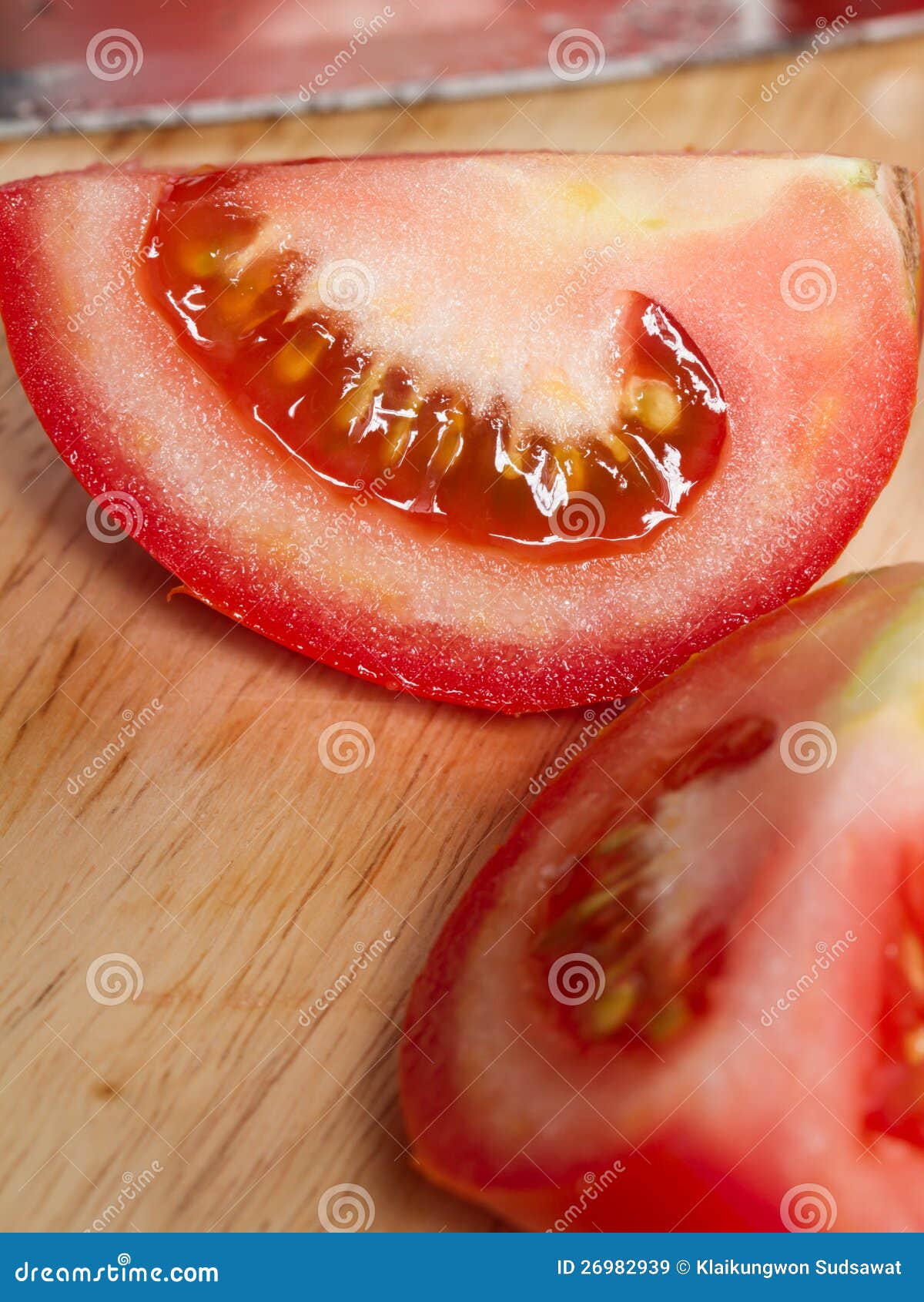 Coupez La Tomate Sur Le Bloc De Hachage Image stock - Image du hachage ...