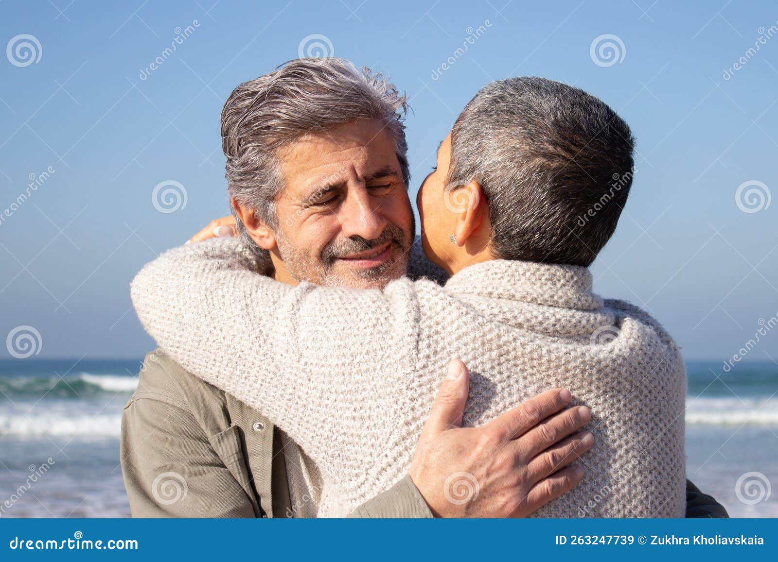 Couple De Personnes âgées En Train De Sembrasser à Seashore Image