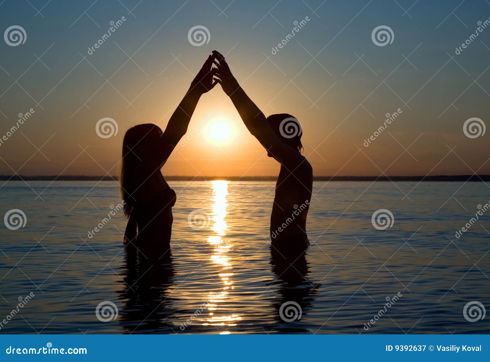 Couple in the eveing sea stock image. Image of pose, clear - 9392637