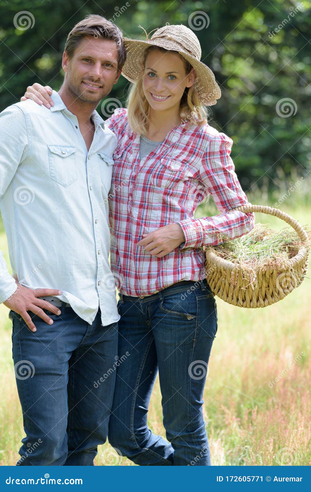 Couple ready for picnic stock image. Image of tree, meal - 172605771
