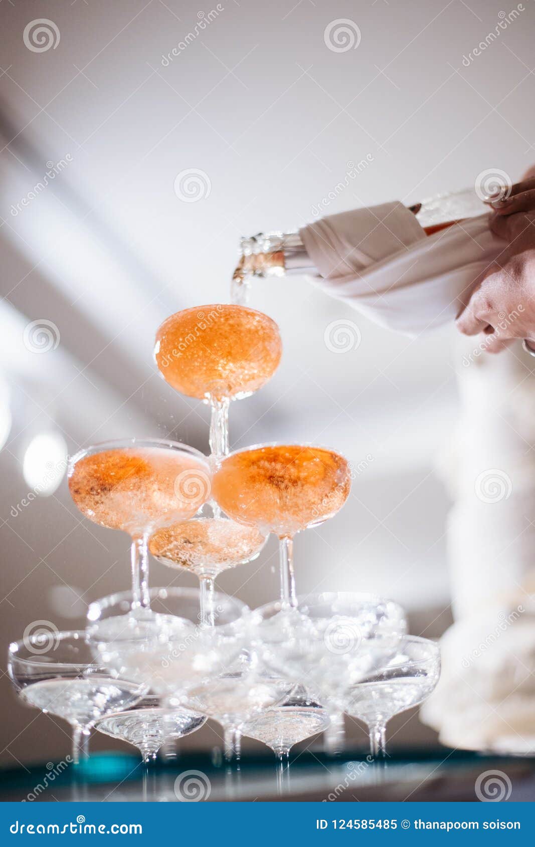 Couple Rinse Champagne Stock Image Image Of Bubble 124585485