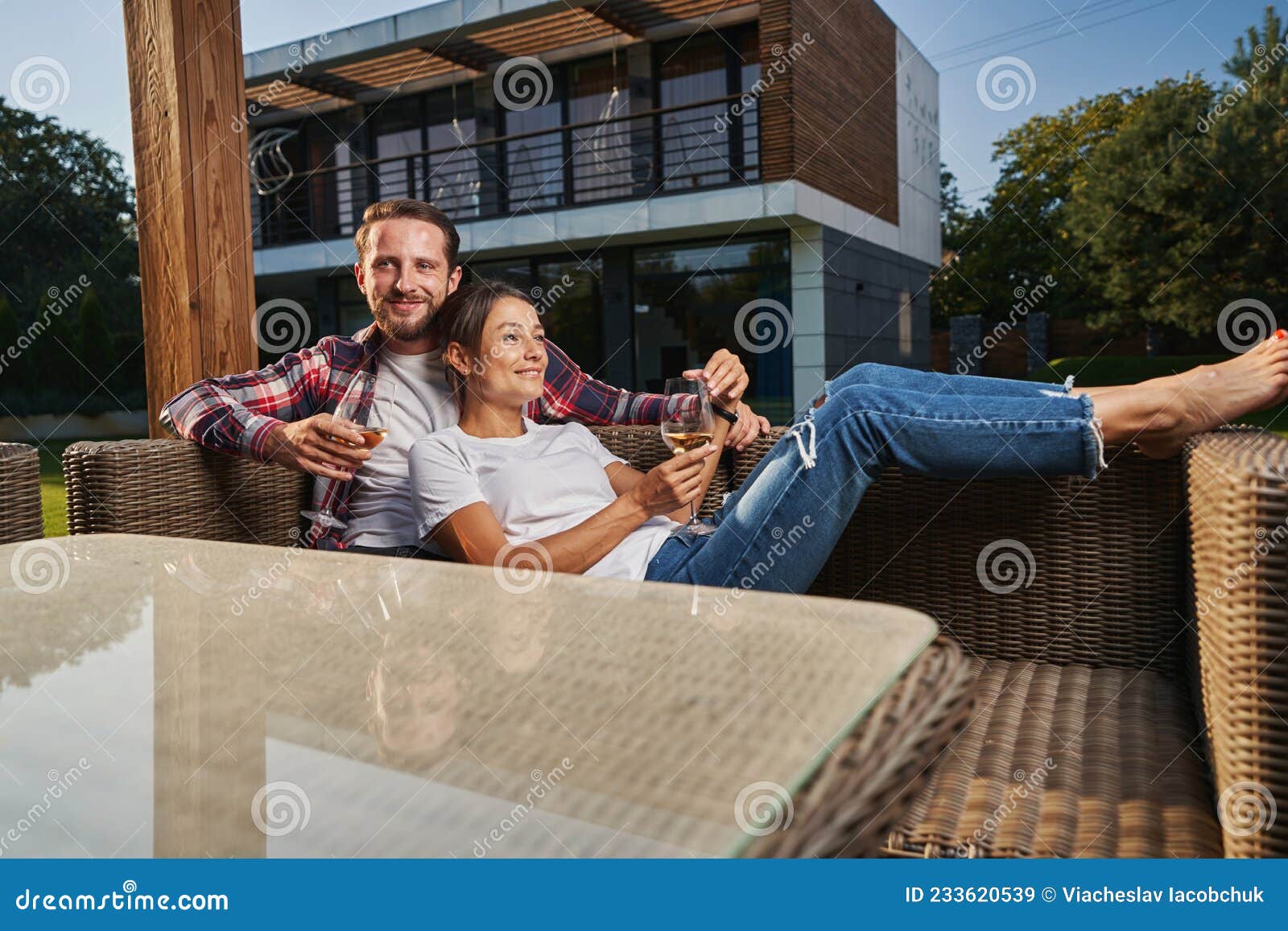 Couple Romantique Se Reposant Et Passer Du Temps Ensemble Dans Le Pays
