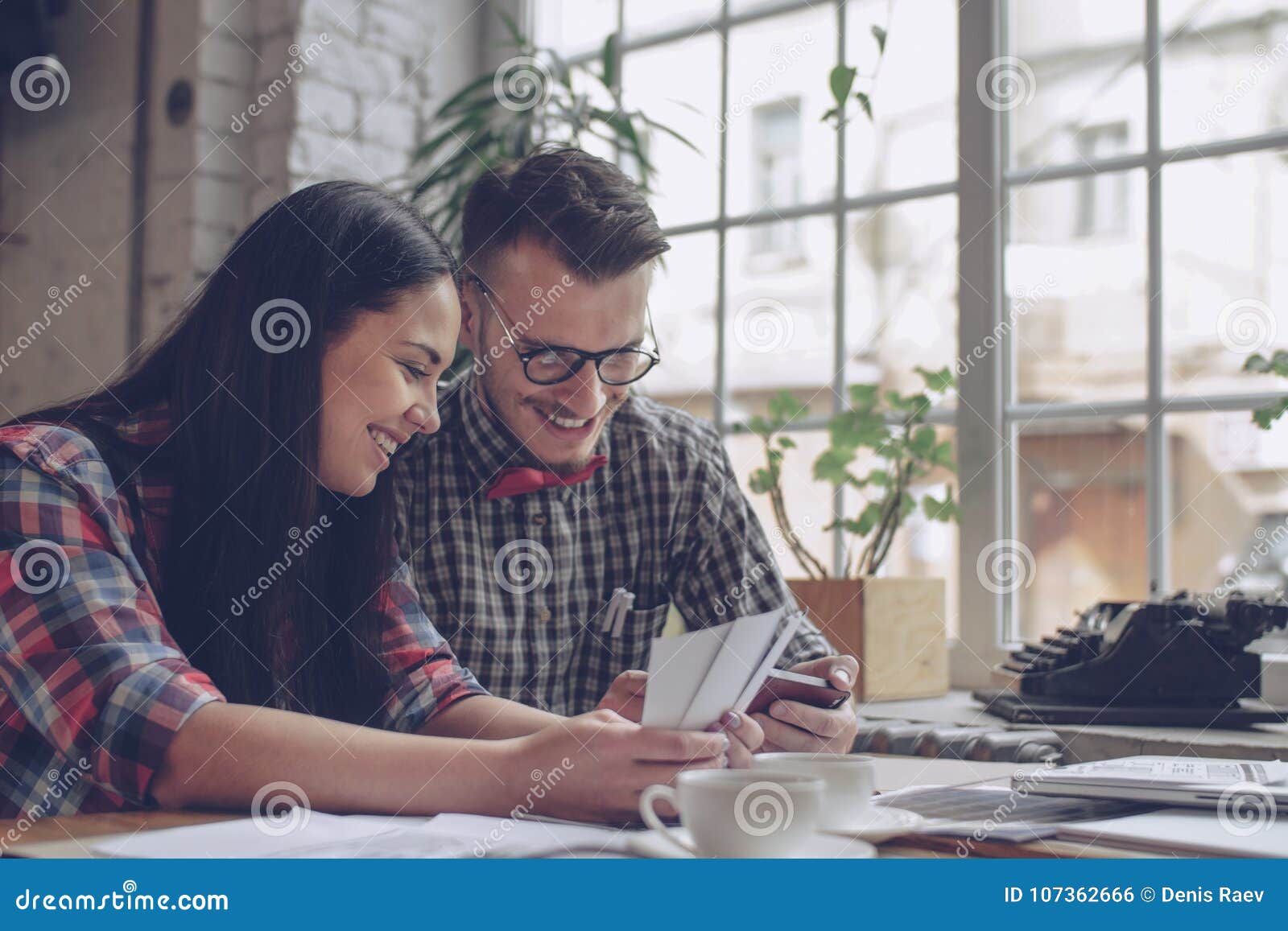 Couples au travail photo stock. Image du travail, heureux - 107362666