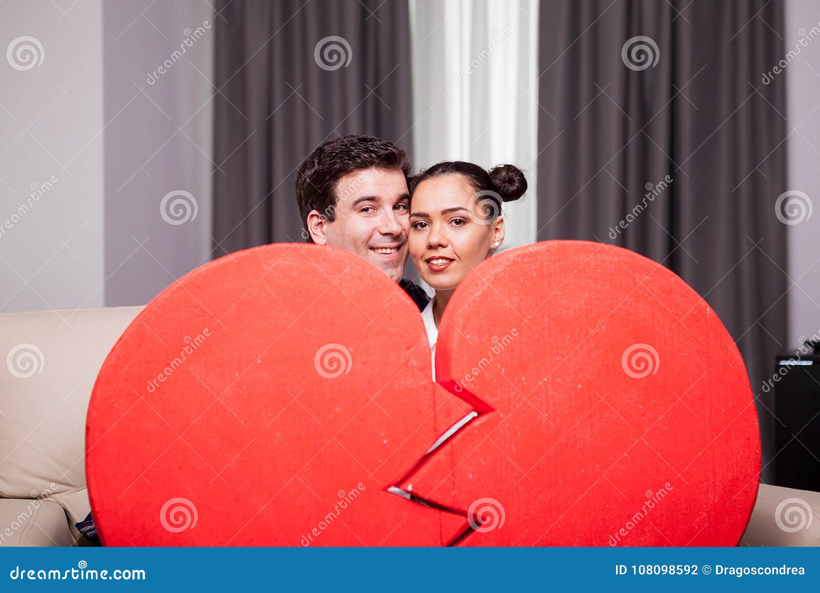 Couples Behing Un Grand Coeur Rouge Photo stock - Image du rouge ...
