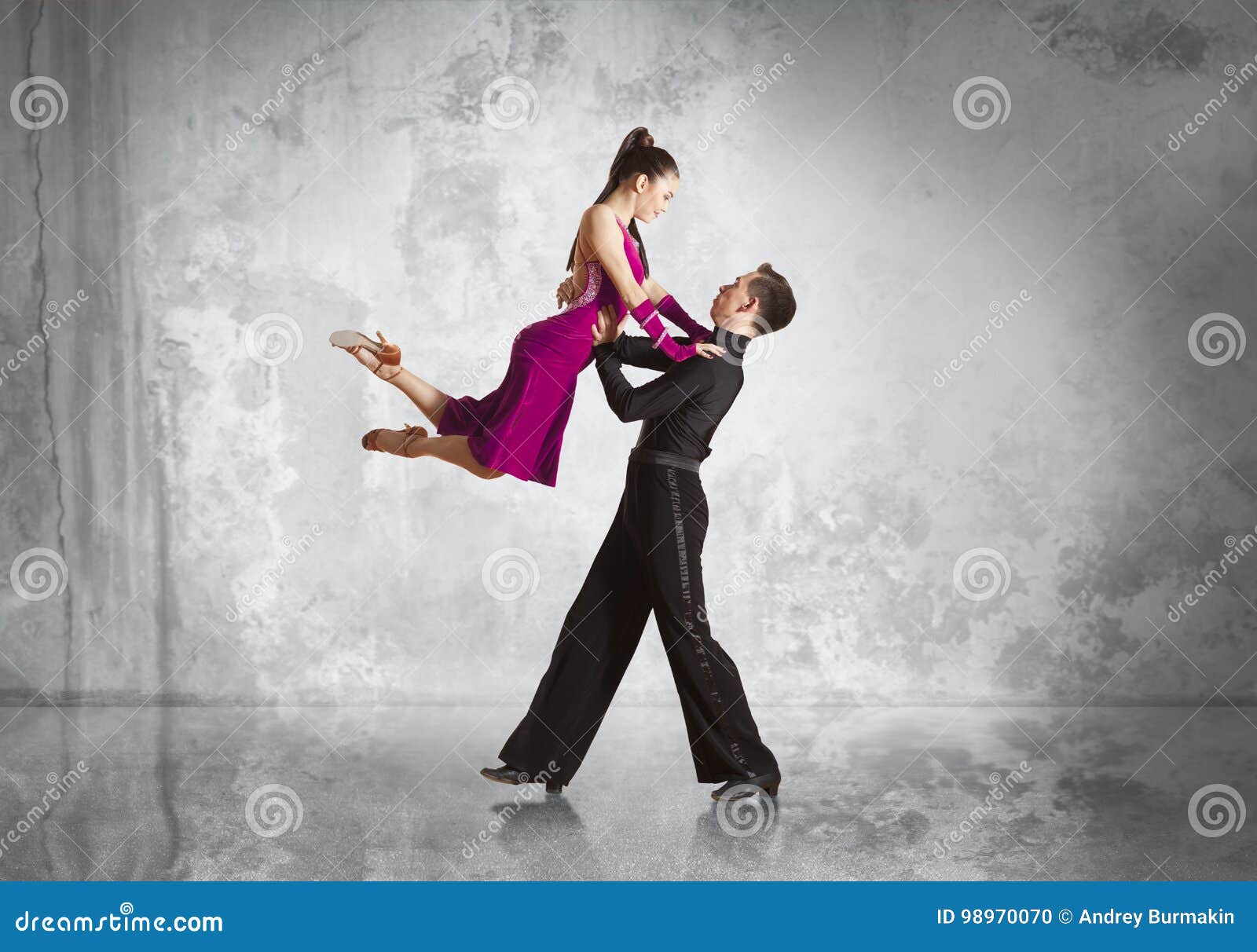 Couples Dans La Danse De Salle De Bal Active Photo stock - Image du ...