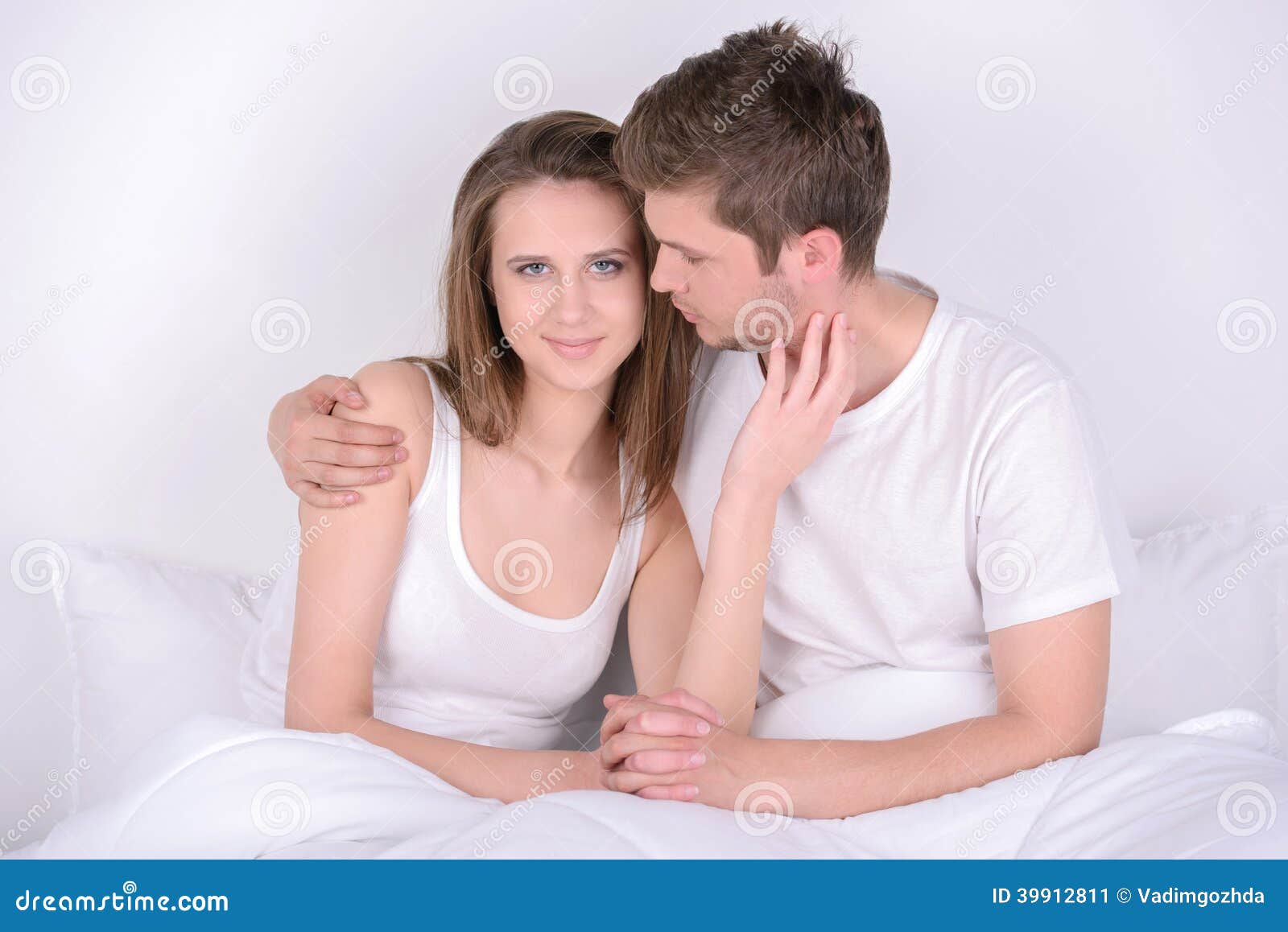 Couples dans le lit image stock. Image du roman, oreiller - 39912811