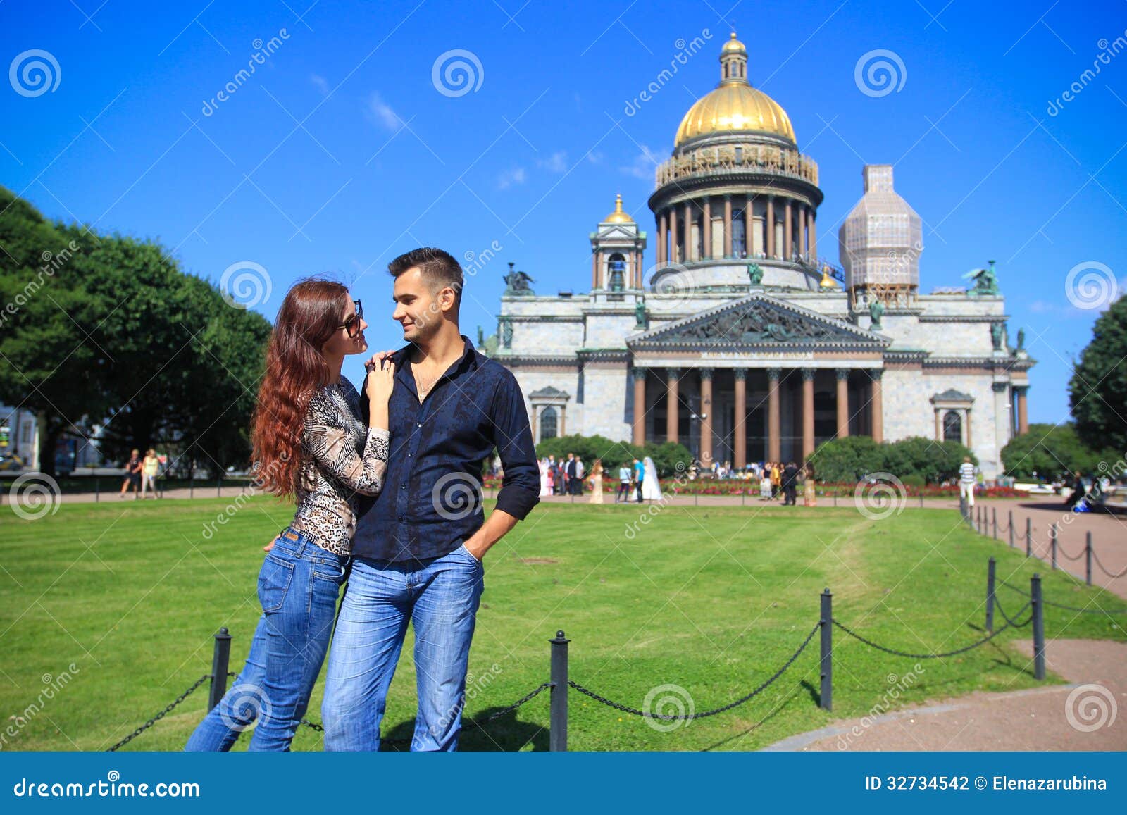 Couples Dans Le St Petersbourg, Russie Photo stock - Image du place ...